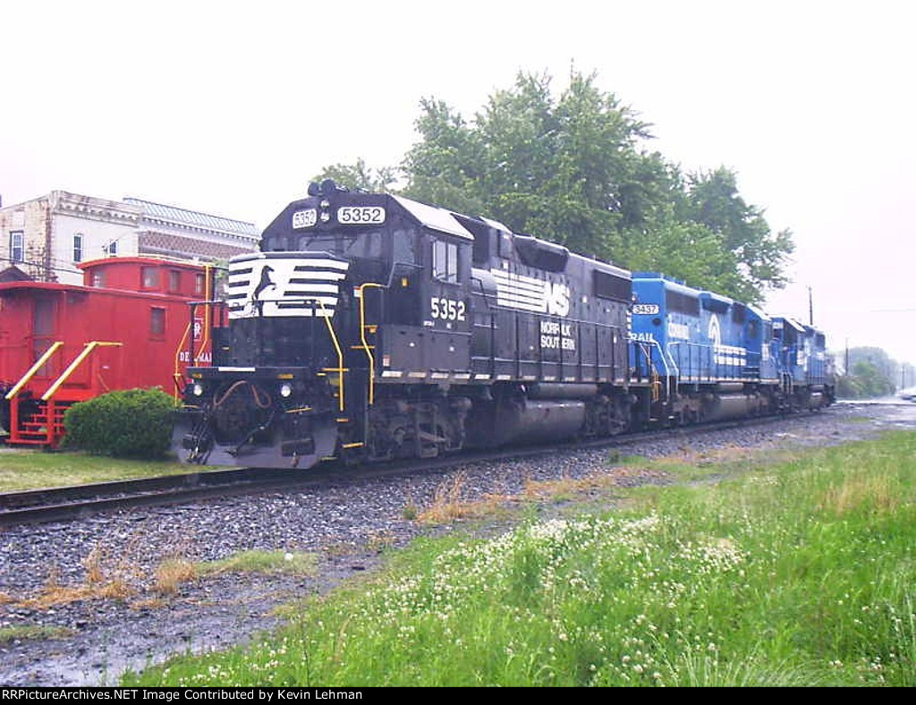NS 5392 & 3437 sit on the mainline Delmar,De